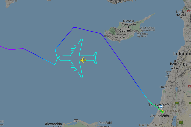 Boeing 747 pilot "draws" picture of plane in the sky on final journey ...