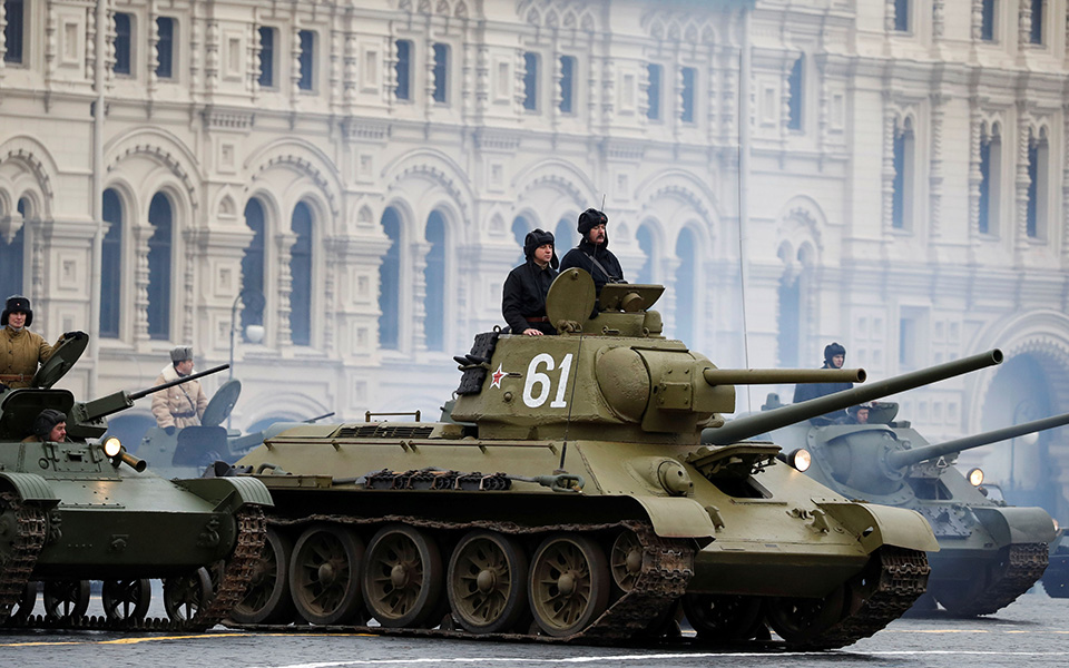 Impressive WW2 parade in Moscow Red Square (photos-video) - ProtoThema ...