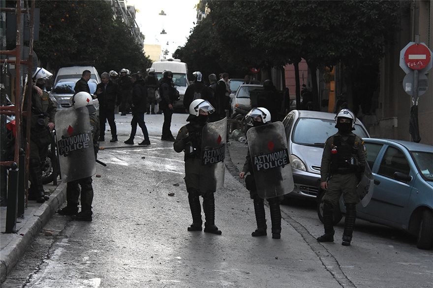 Police scuffle with squatters in 3 evacuation operations in Athens ...