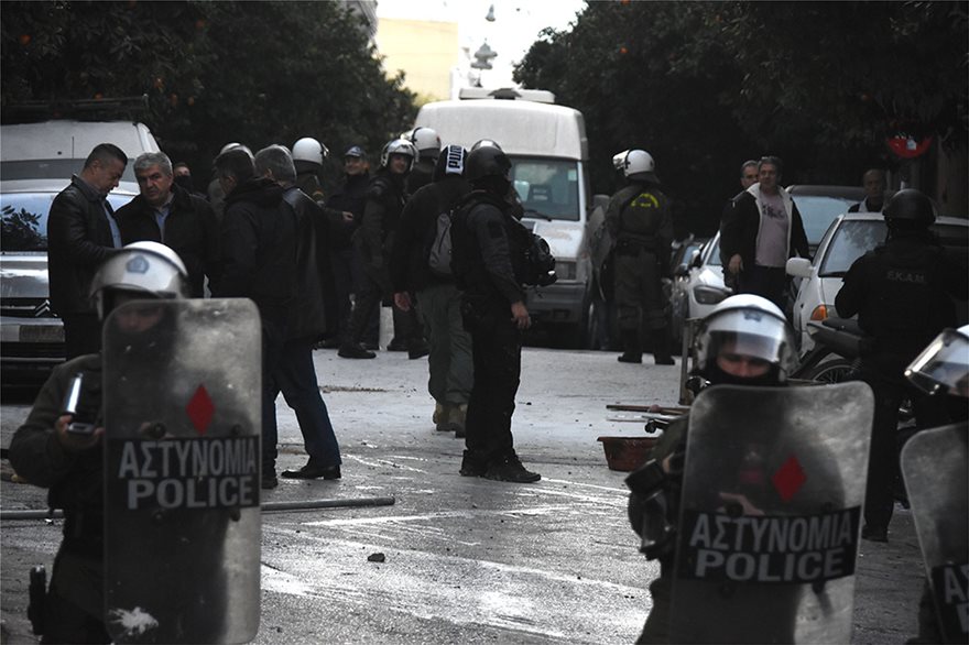 Police scuffle with squatters in 3 evacuation operations in Athens ...