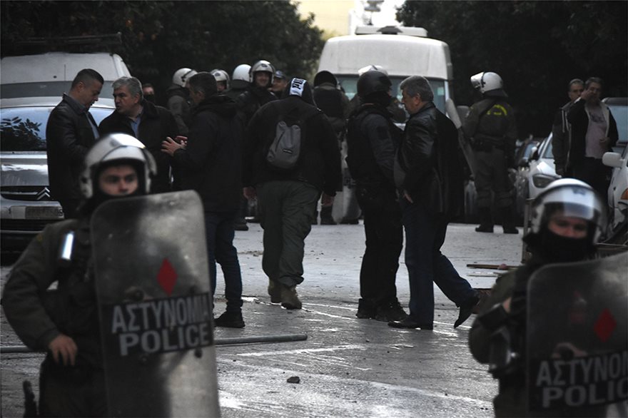 Police scuffle with squatters in 3 evacuation operations in Athens ...