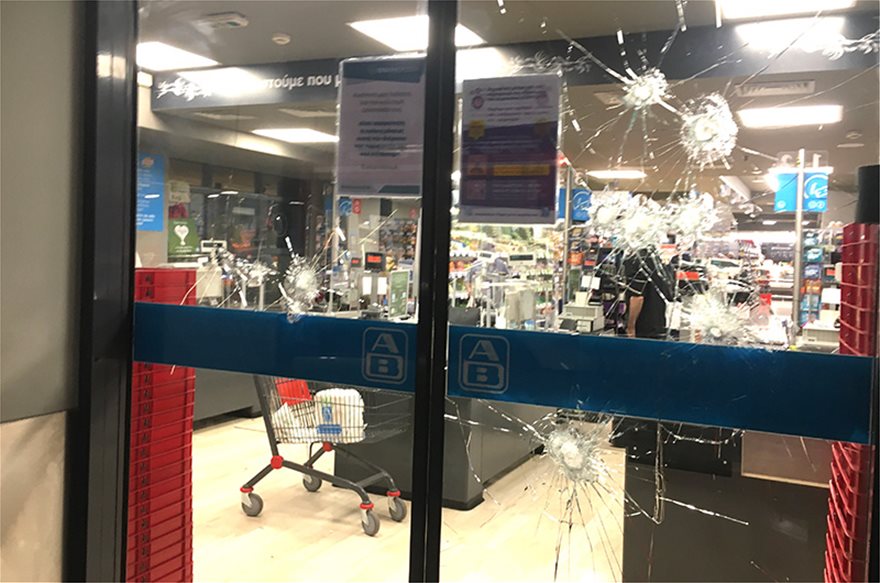 Anti-establishment protesters smash shop windows in Athens ...