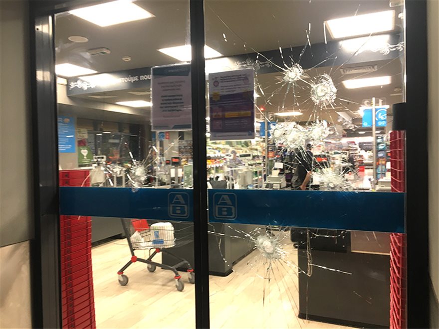 Anti-establishment protesters smash shop windows in Athens ...