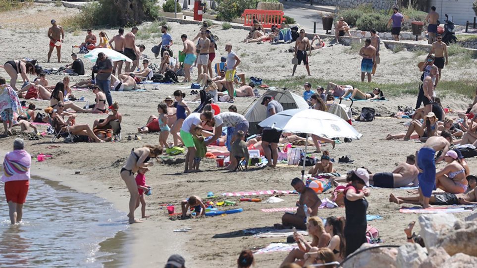 Athenians take to the beaches as weather warms up (photos) - ProtoThema ...