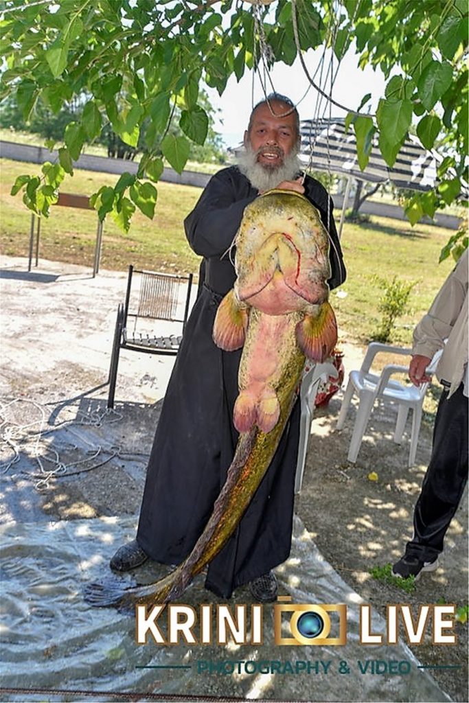 Priest and son catch "monster" 35kg catfish (photos) - ProtoThema English
