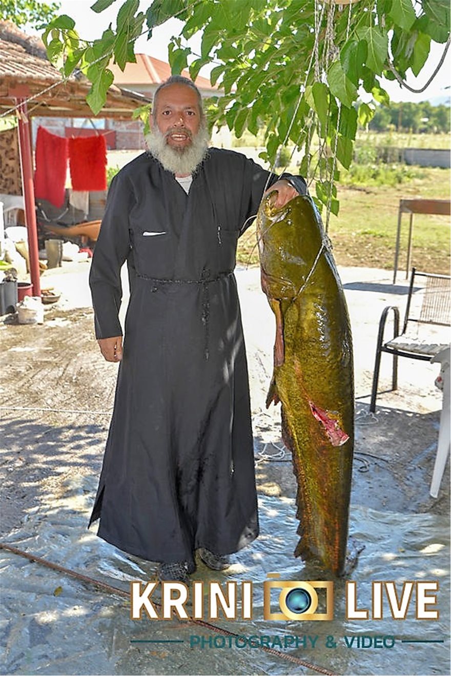 Priest and son catch "monster" 35kg catfish (photos) - ProtoThema English