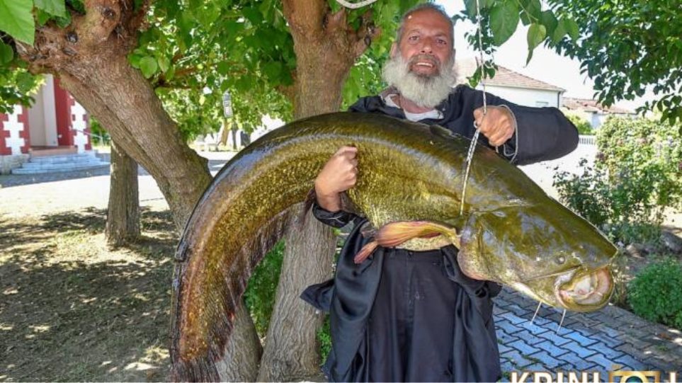 Priest and son catch "monster" 35kg catfish (photos) - ProtoThema English