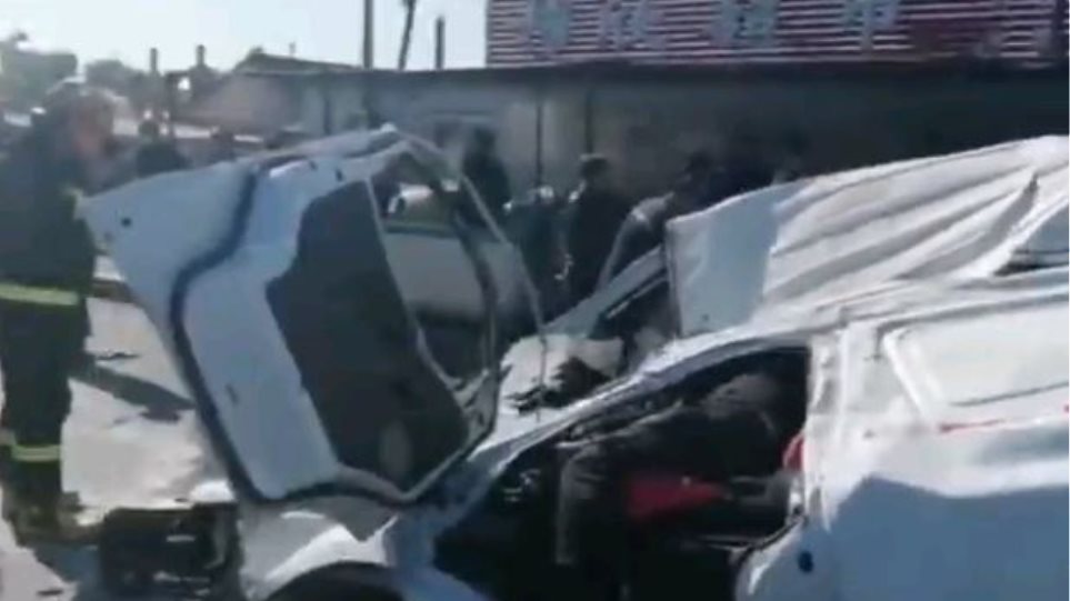 Shocking car accident in China: Truck flattens van (video) - ProtoThema ...