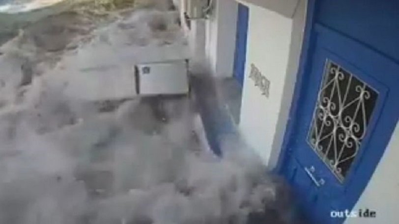 Incredible footage of tsunami hitting Samos (video) - ProtoThema English