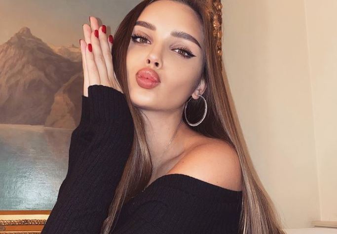 Stunning Karolina is on 'fire' in Italy (photos) - ProtoThema English