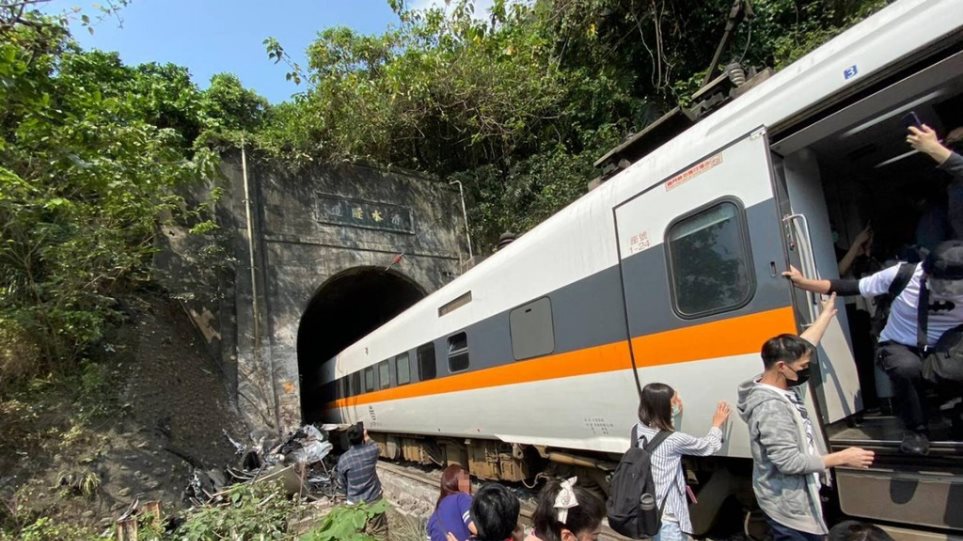 Tens killed in shocking train crash in Taiwan (video) - ProtoThema English