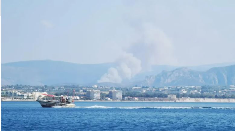 Large fire rages in Corinth - One settlement evacuated (photos-video ...