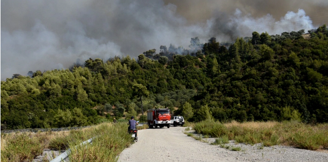 Big fire in Achaia: Houses burned in Ziria - The highway is closed ...