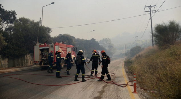 Big fire in Achaia: Houses burned in Ziria - The highway is closed ...
