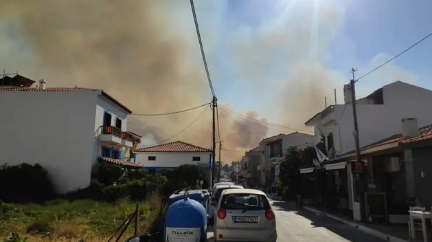 Samos: The fire in Vourliotes is out of control - Kokkari & hotels were ...