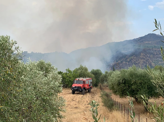 Fires in Greece: The fire-front in Gortynia is active - The aerial ...