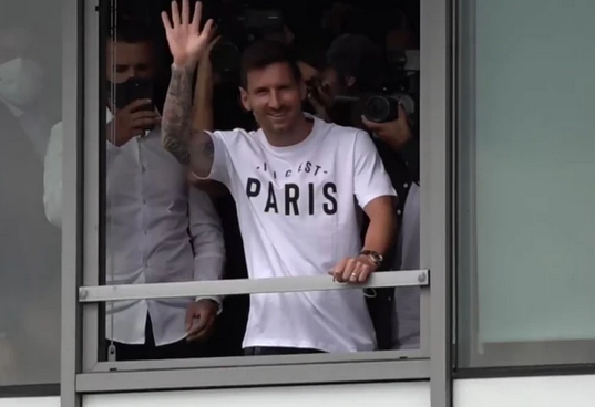 Messi in Paris to sign with PSG - Thousands of fans at the airport ...