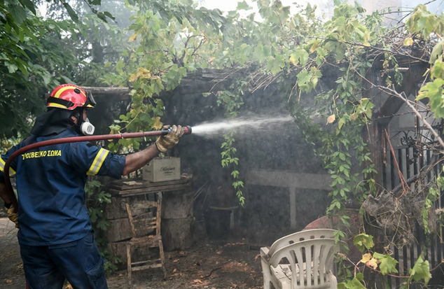 Fire in Attica: The fire-front is in Malakasa - Huge battle with flames ...