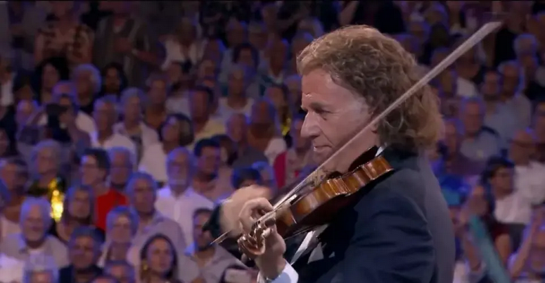 Famous Dutch violinist bids farewell to Mikis Theodorakis with an epic ...
