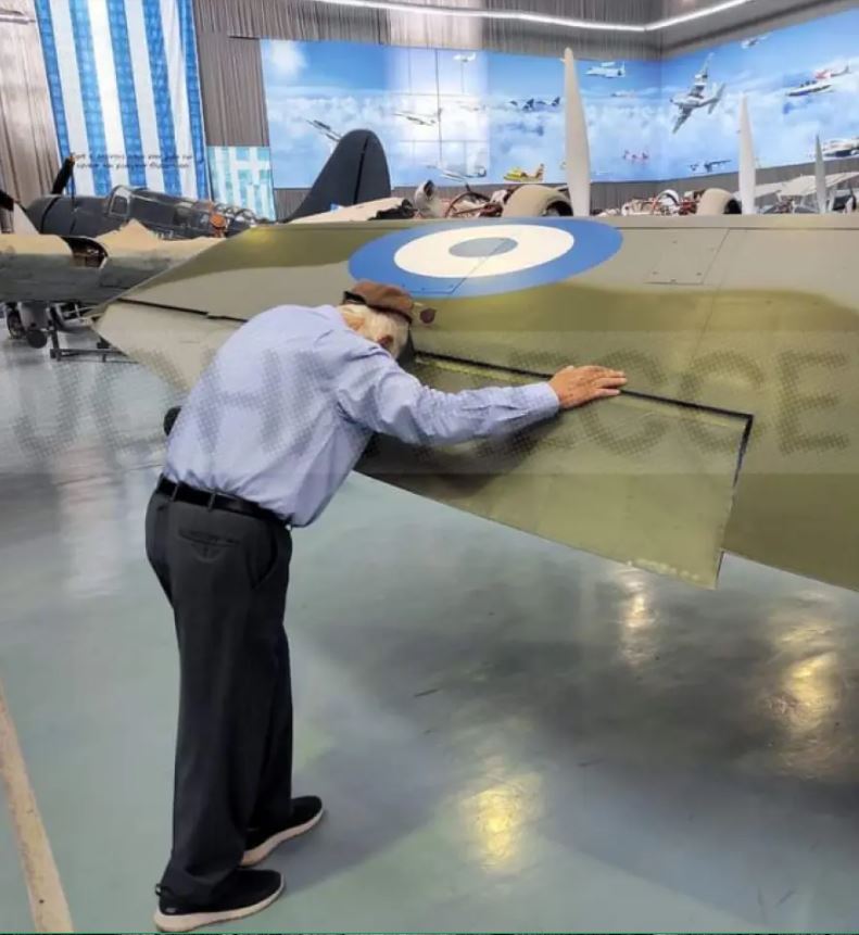 Emotional image of 91-year-old Greek veteran pilot hugging iconic ...