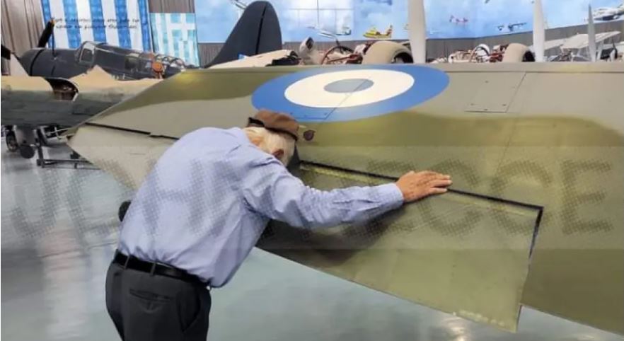 Emotional image of 91-year-old Greek veteran pilot hugging iconic ...
