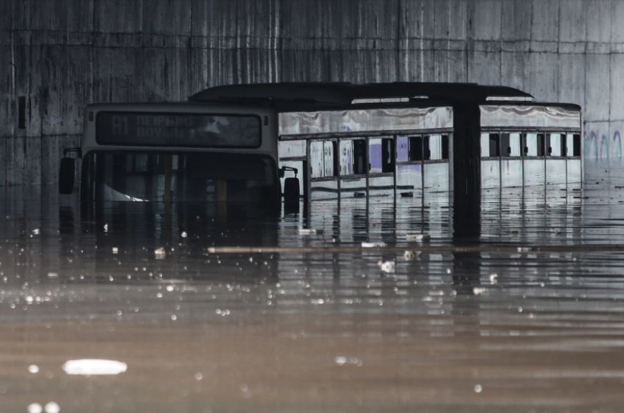 Shocking - Passengers escape bus almost submerged in water in Athens ...