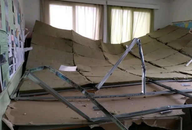 The ceiling of an elementary classroom in Thessaloniki fell down ...
