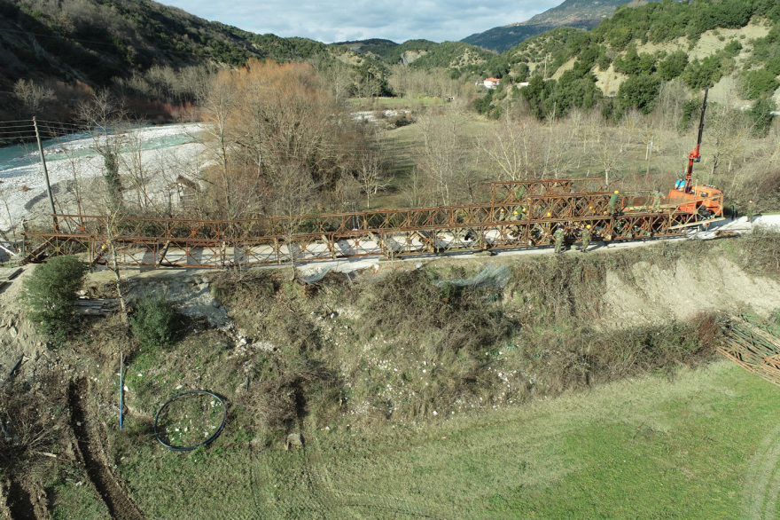See Greek army engineers' corps build metal bridge (impressive photos ...