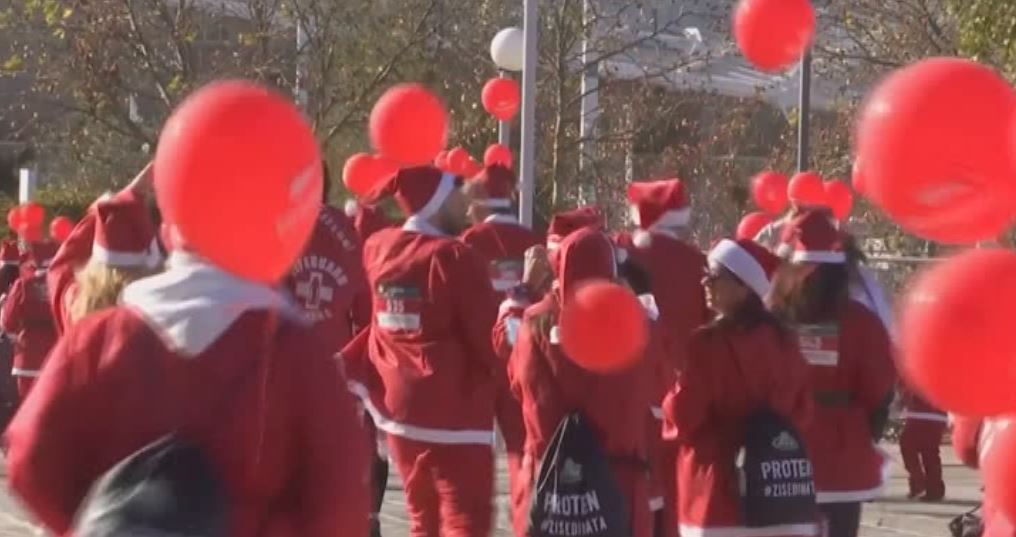 Hundreds dressed as Santa run down Athens streets (video) - ProtoThema ...
