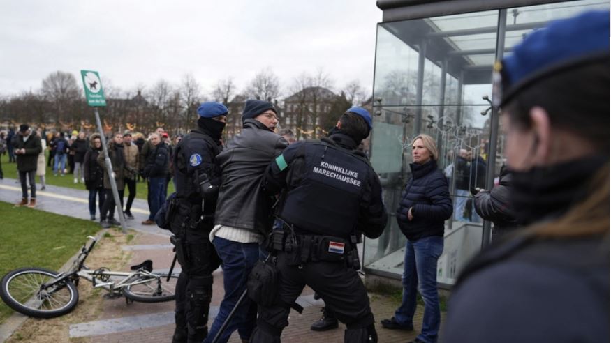 Dutch police clashed with protesters as thousands protest against Covid ...