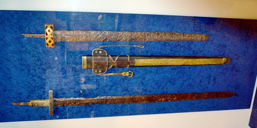 Rare Byzantine swords found in medieval stronghold in Turkey ...
