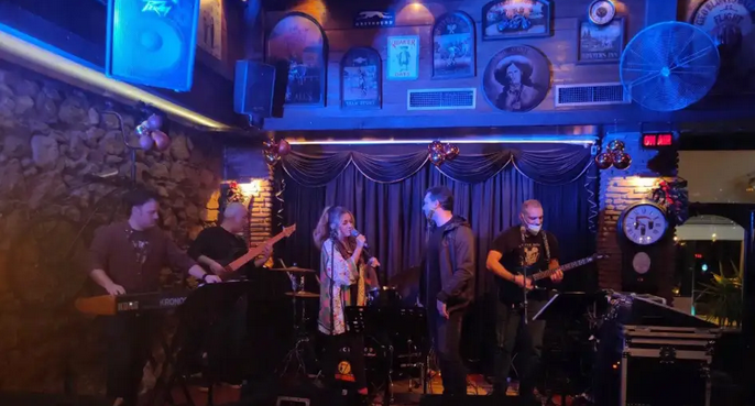 Fabulous VI at a frantic party with songs of the 80's and 90's ...