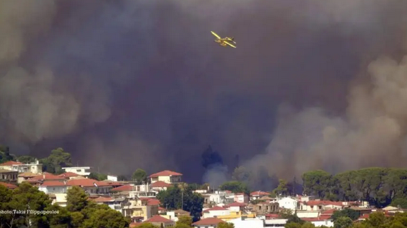 Firefront is out of control in Krestena - Houses are burning in ...
