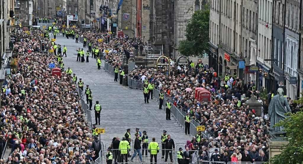 coffin procession - ProtoThema English