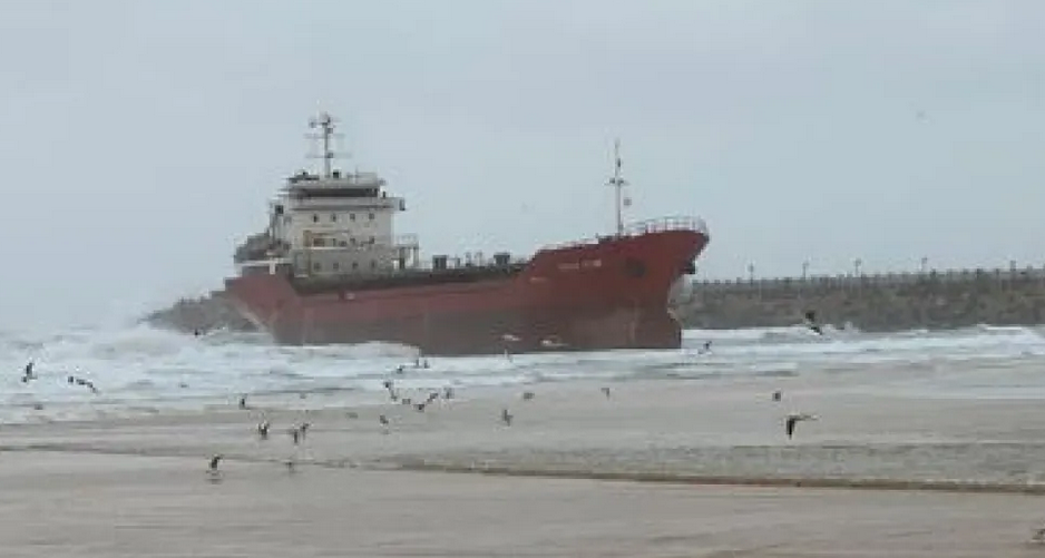 A shrimp trawler washed ashore in Myrtle Beach during "Ian" & it has ...