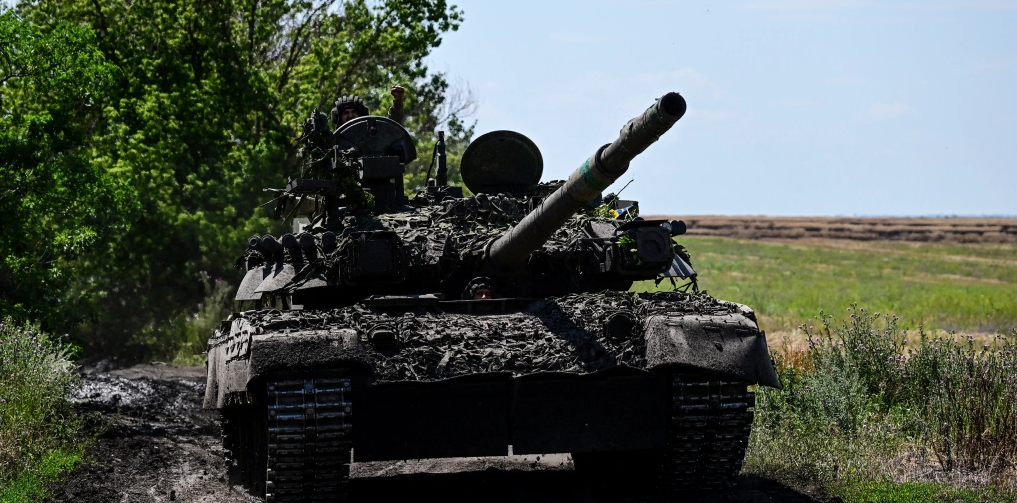 Retreating Russian troops are arming Ukraine with modern T-90 tanks as ...