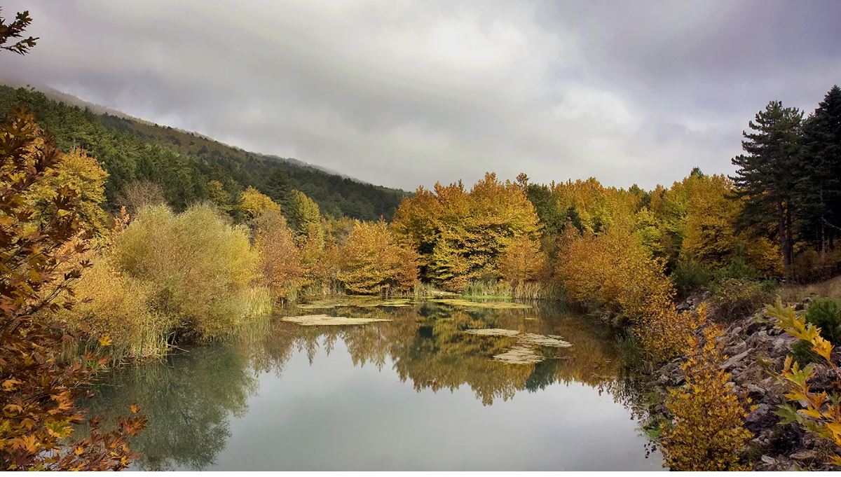 The amazing artificial Lake Doxa (glory) (stunning photos) - ProtoThema ...