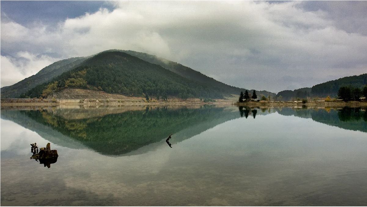 The amazing artificial Lake Doxa (glory) (stunning photos) - ProtoThema ...