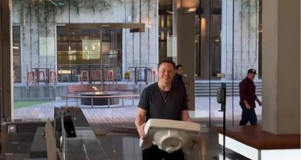 "Chief Twit" Elon Musk arrives at Twitter HQ carrying a sink - "let ...