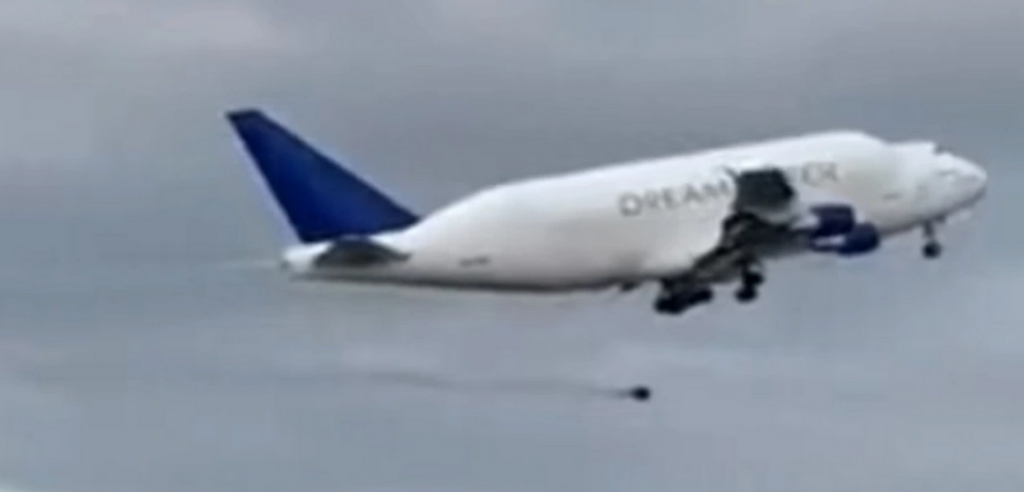 Plane loses wheel after taking off from Italian airport! (video ...