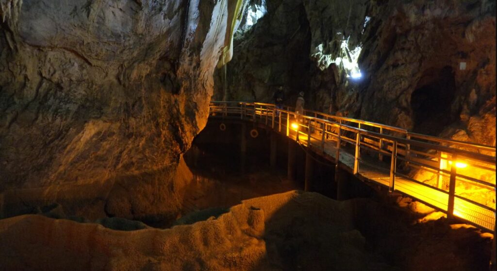 Kalavryta’s Stunning Cave of the Lakes - ProtoThema English