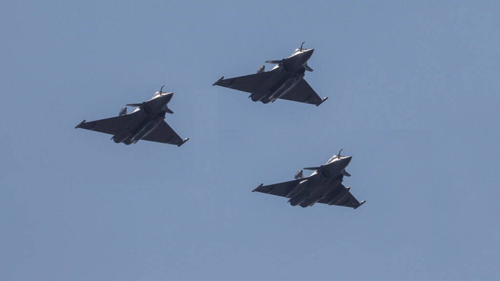 Two brand new Rafale fighters arrive in Greece (video) - ProtoThema English