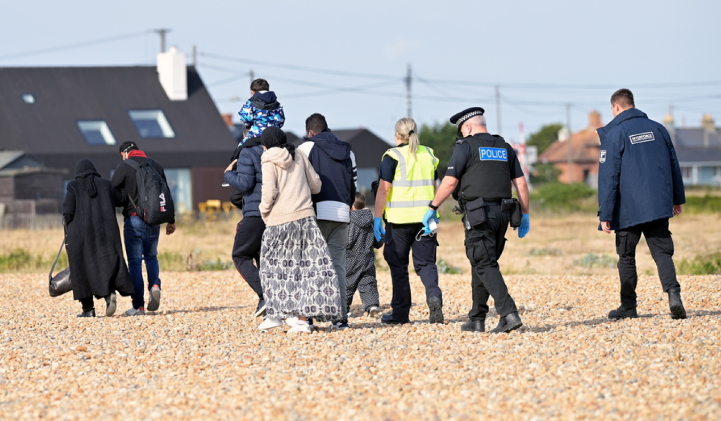 UK: 200 unaccompanied children "disappeared" from shelters - ProtoThema ...
