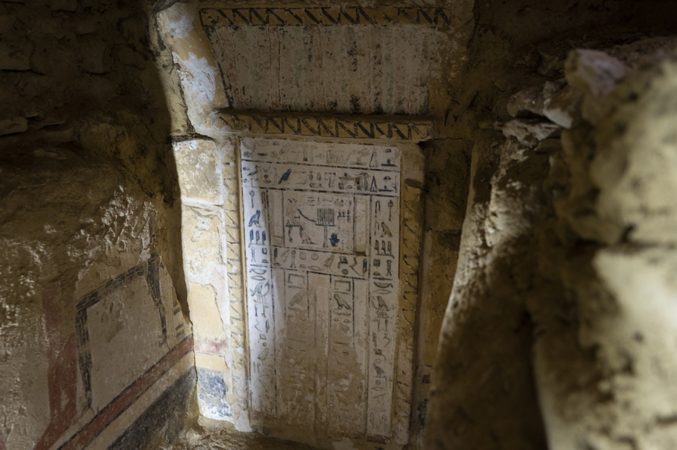 Egypt: Archaeologists discover four tombs of Pharaohs and 4,000-year ...