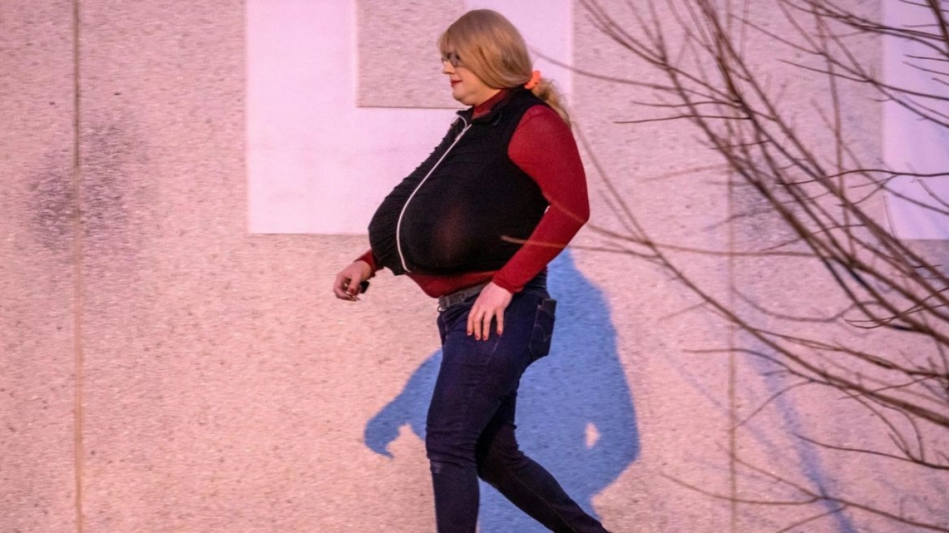 Canadian teacher with gigantic breasts claims they ‘are real’ - ProtoThema English