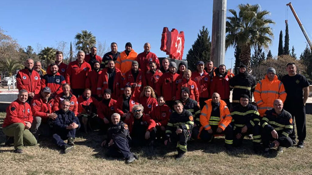 Earthquake in Turkey: Watch Greek Rescue Team greeted with applause by ...