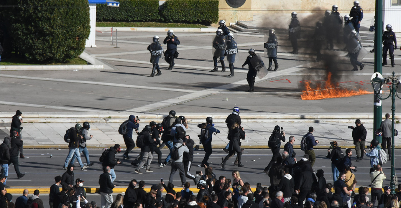 Riots break out in Athens after large train accident march (video ...