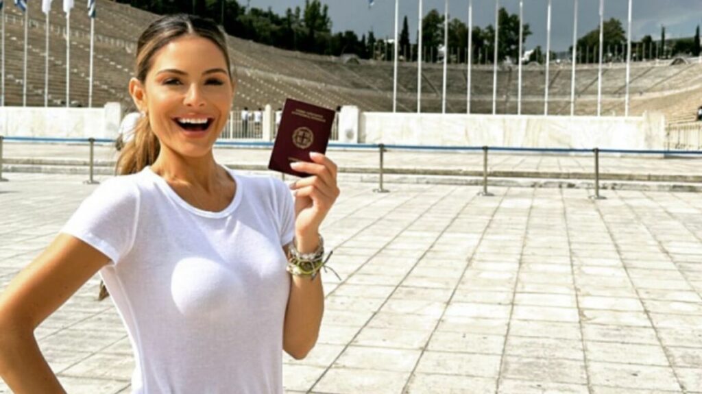 Maria Menounos shows off her new Greek passport (photo) - ProtoThema ...