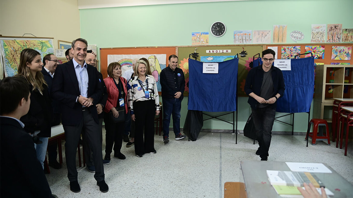 Greeks voting for new government in national elections (photos ...