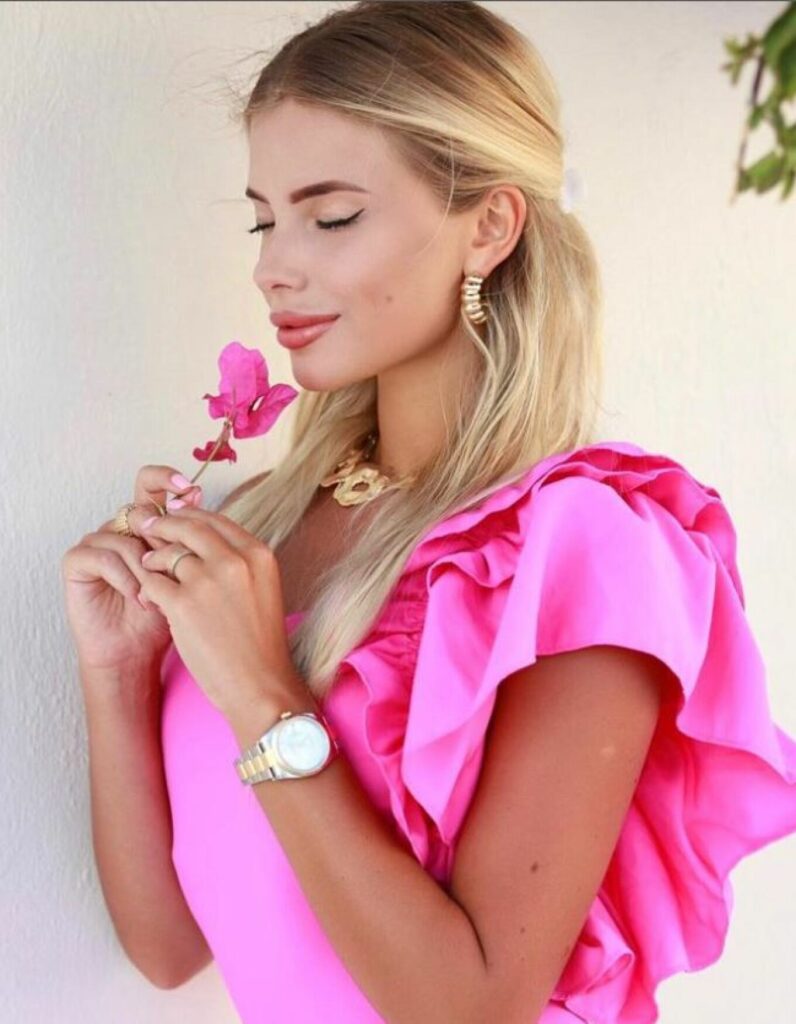 Hot Ukrainian sports reporter and model Daria soaking up the sun in ...